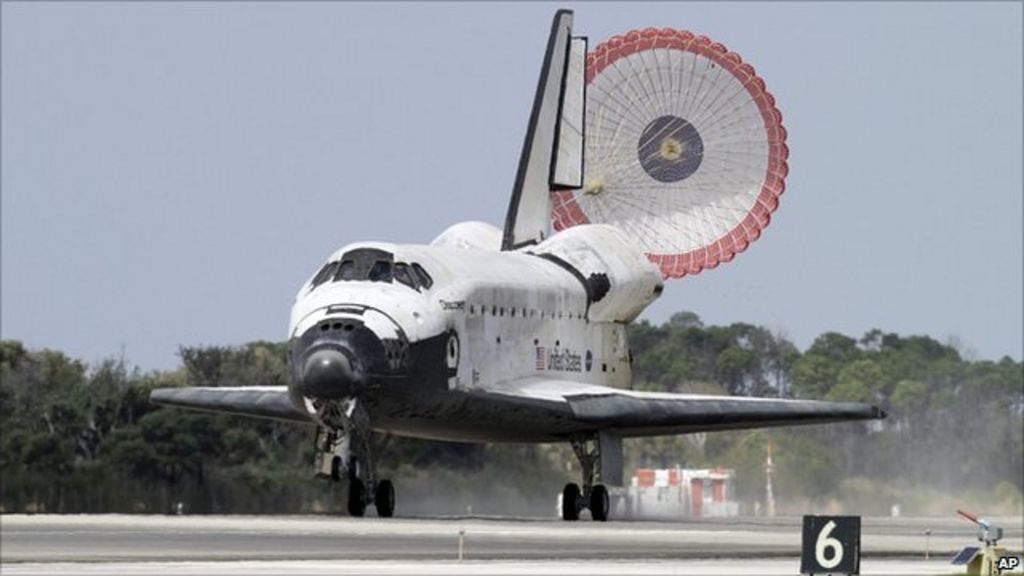 US space shuttle Discovery makes last descent to Earth - BBC News
