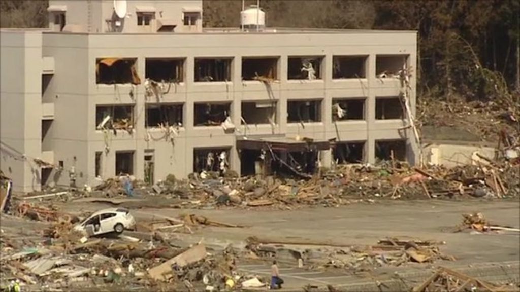 Japan tsunami: '35m wall of water flattened whole town' - BBC News