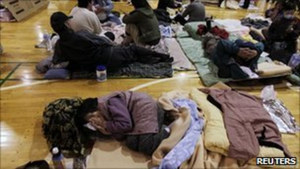 Japan tsunami: Aid workers tackle aftermath - BBC News