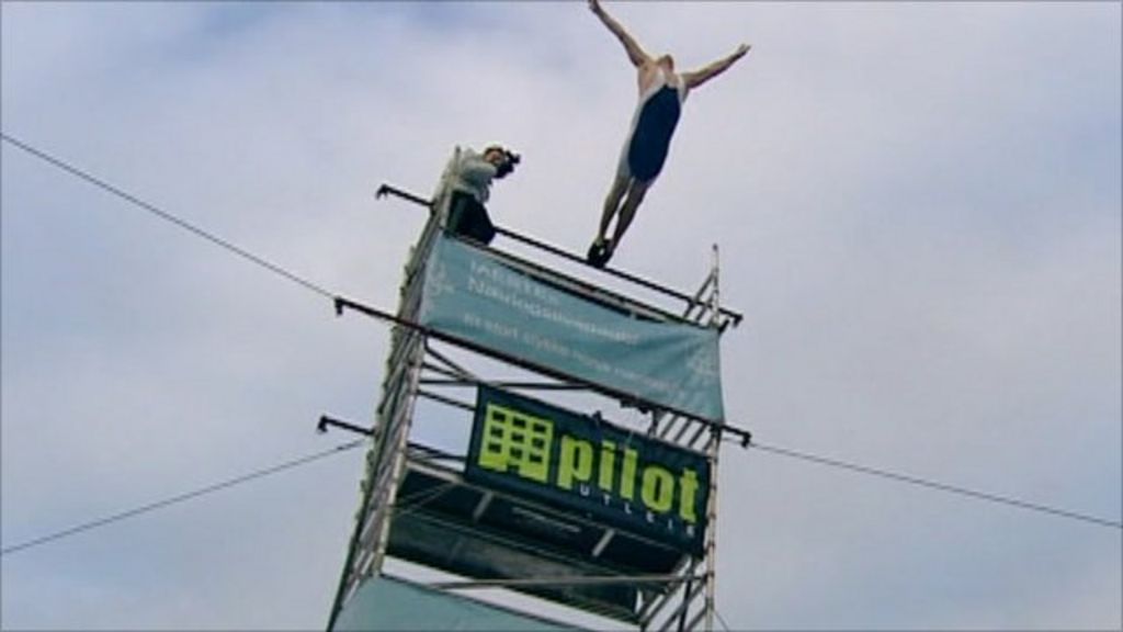 Shallow diver breaks world record for paddling pool jump - BBC News