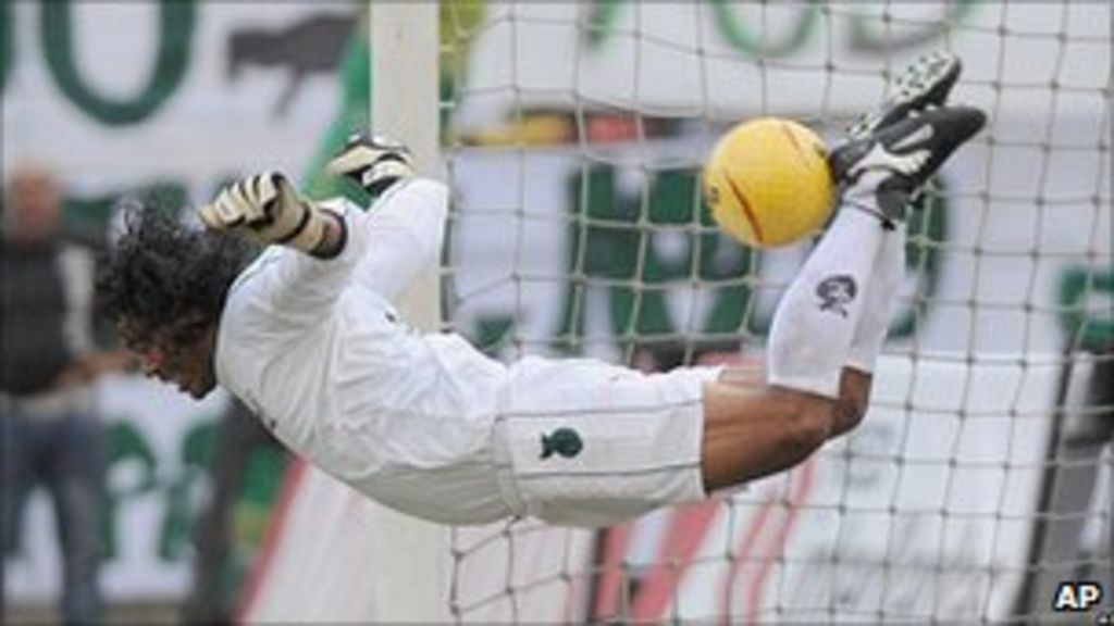 Colombia 'scorpion kick' keeper Higuita runs for mayor - BBC News