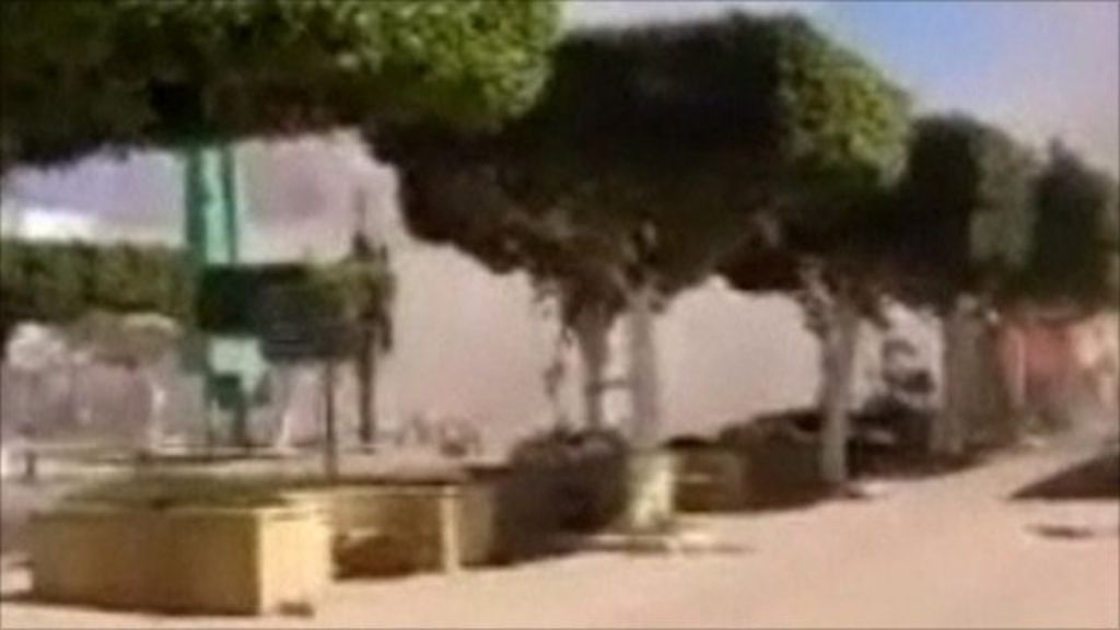 'Tanks and snipers attack civilians' in Misrata - BBC News