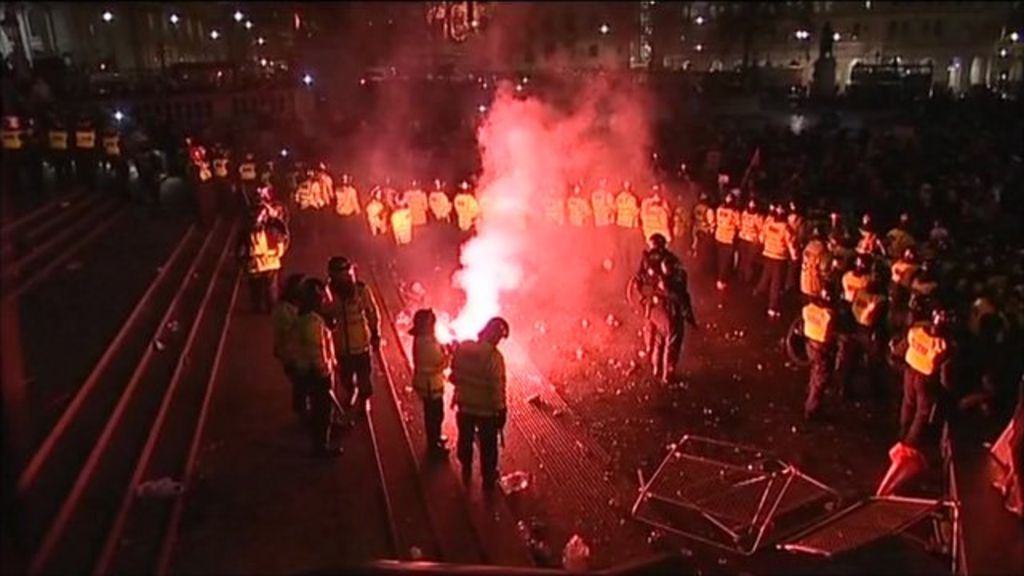 Night-time protest clashes in Trafalgar Square - BBC News