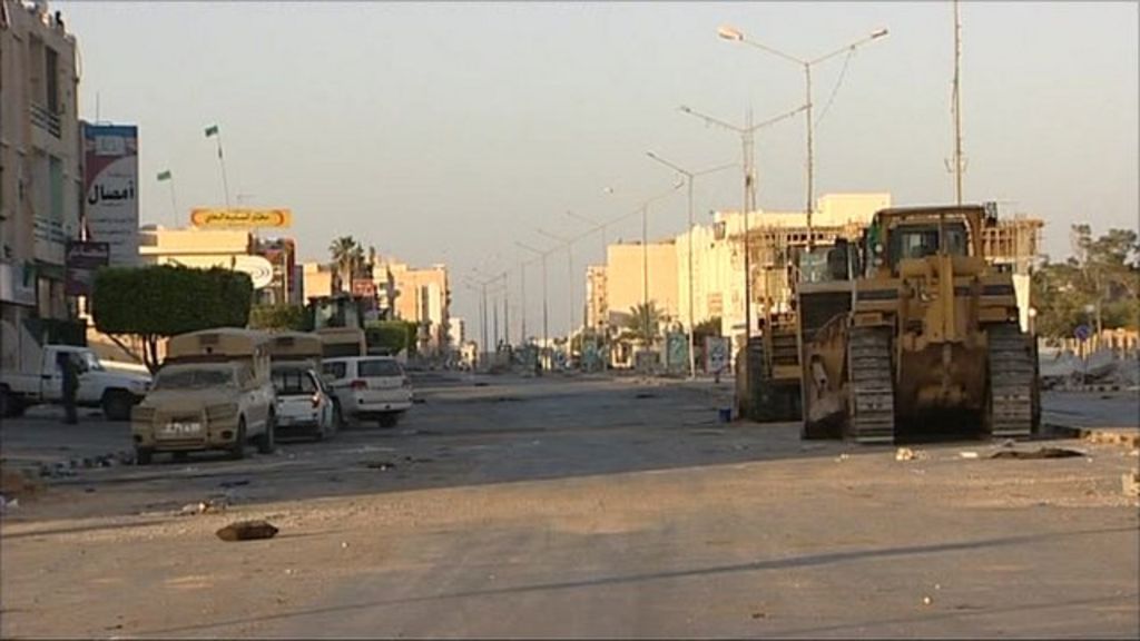 Journalists see damage and pro-Gaddafi demo in Misrata - BBC News
