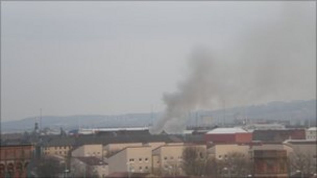 Glasgow fire crews tackle factory blaze - BBC News