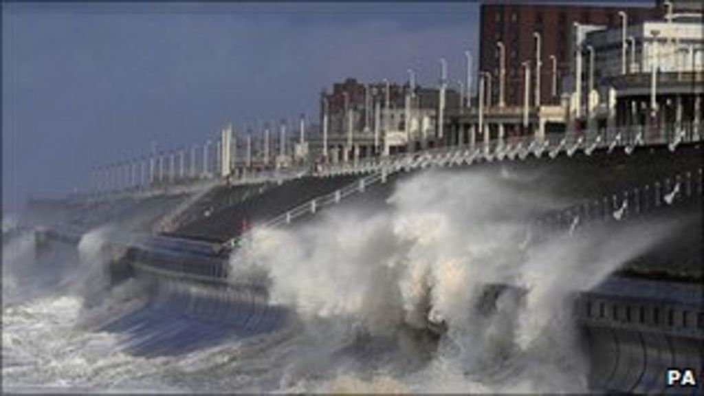 Man dies after being hit by wave on Blackpool sea wall - BBC News