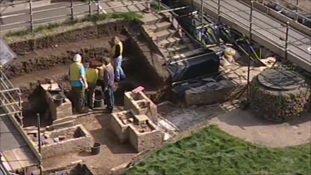 Archaeological dig at site of William Shakespeare's last home - BBC News