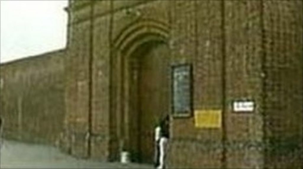 'Cruel' burglar found hanging in Norwich Prison cell - BBC News