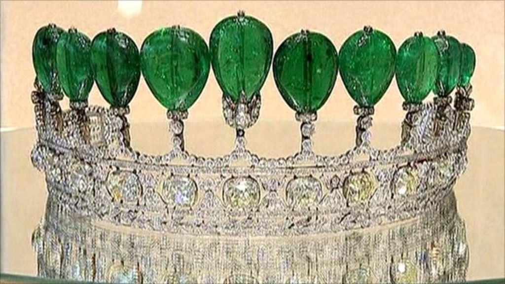 'Magnificent and noble' rare jewels shown off before auction - BBC News