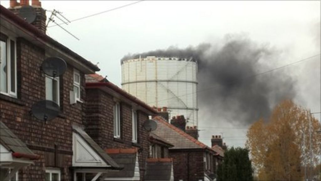 Fire at disused St Helens gas tower put out - BBC News