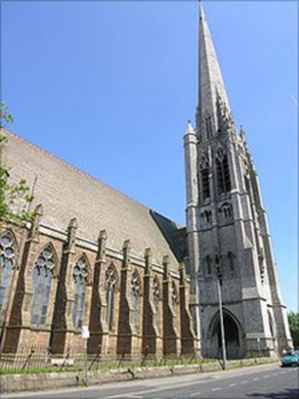 Preston church encourages peregrine falcon watchers - BBC News