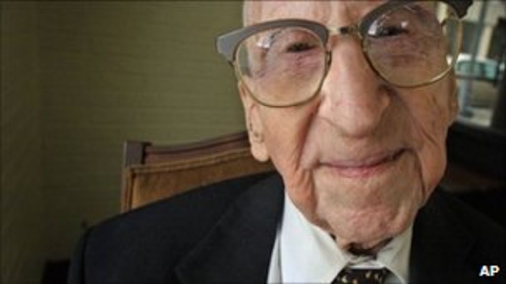 World's oldest man Walter Breuning dies in US aged 114 - BBC News