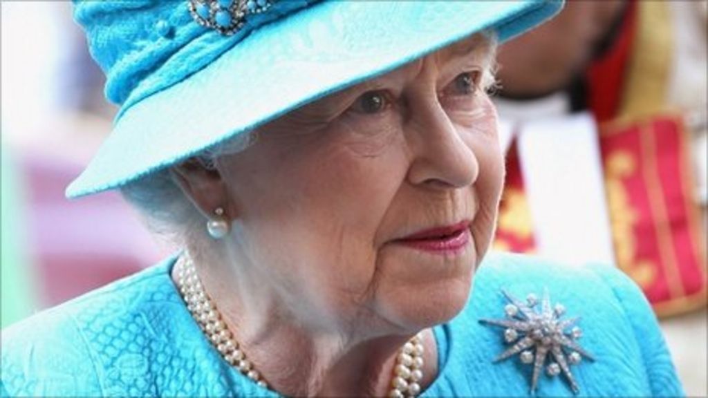 The Queen hands out Maundy money - BBC News
