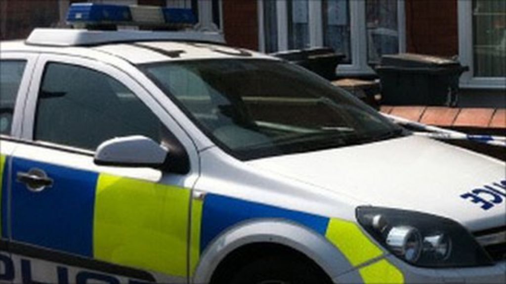 Gang attack man with cleaver in Walsall - BBC News