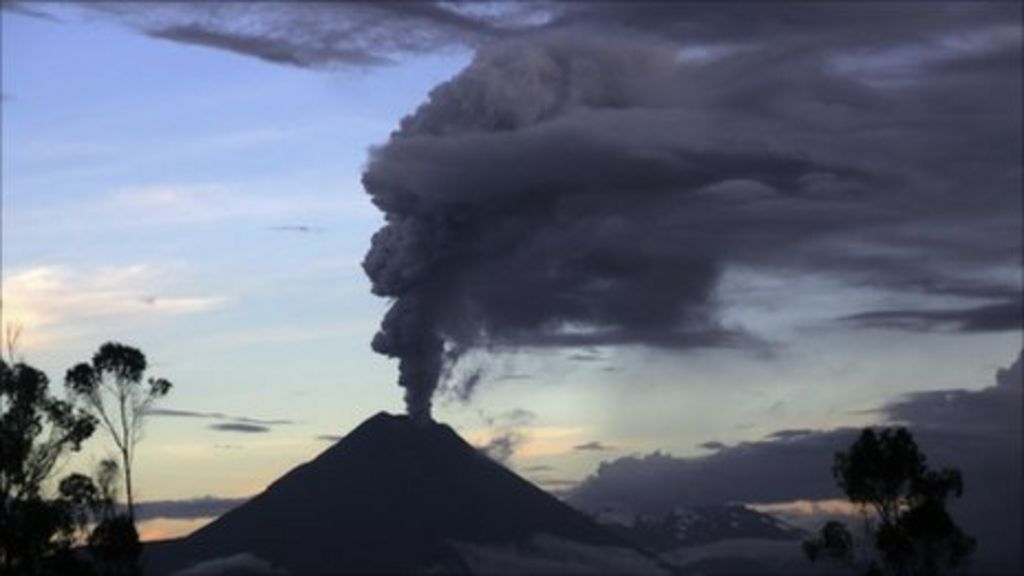Ecuador raises alert as Tungurahua volcano spews ash - BBC News
