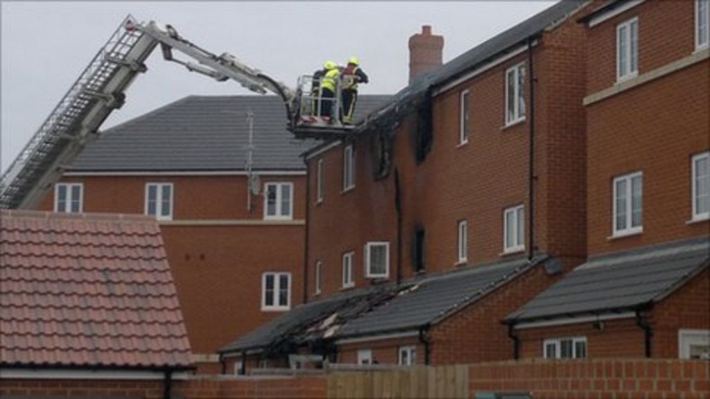 Family escape house fire in Devizes - BBC News