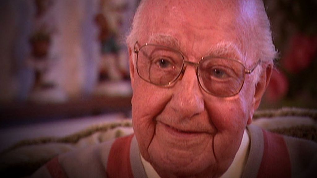 Crucible remembers snooker commentator Ted Lowe - BBC Sport