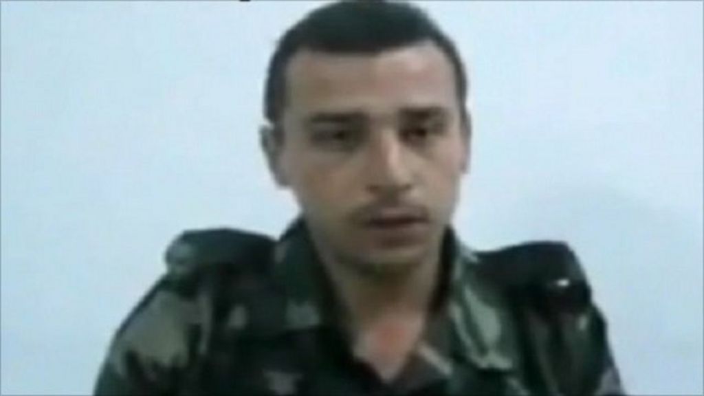 Syrian soldier 'defects' claim rebels - BBC News