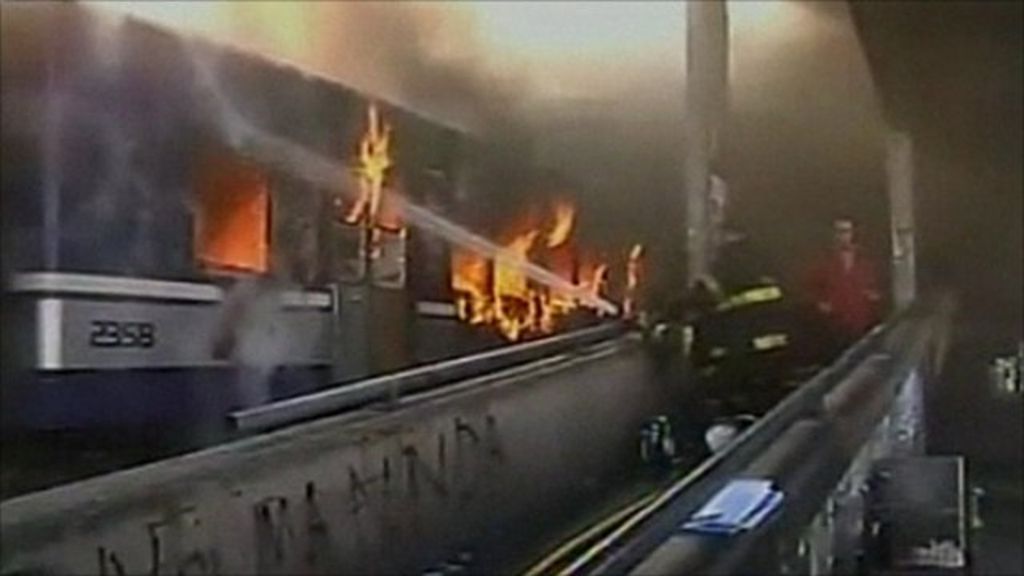 Commuters burn trains in Argentina - BBC News