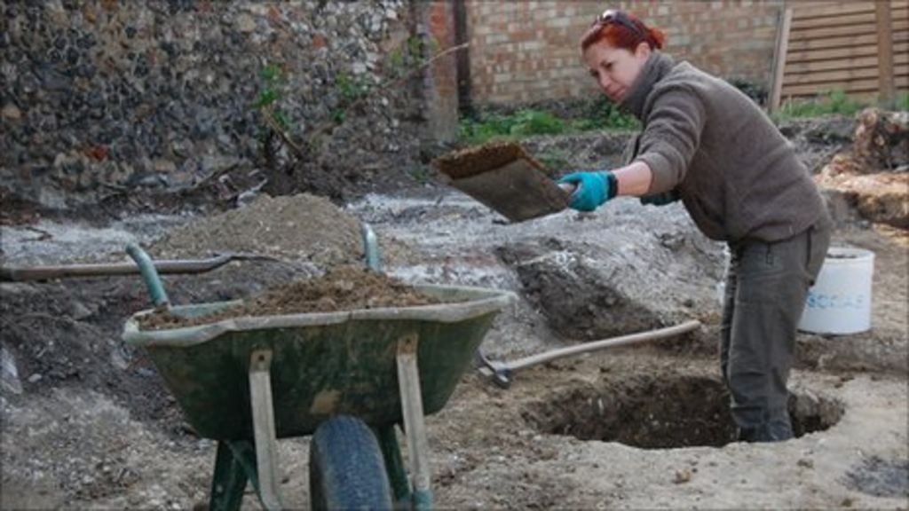 Dig uncovers medieval industries in Bury St Edmunds - BBC News