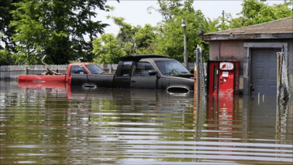Memphis flooding: Mississippi River reaches peak - BBC News