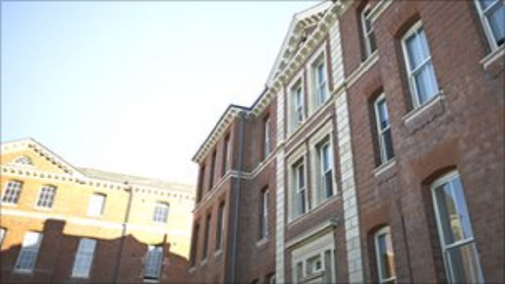 University of Worcester is praised by watchdog - BBC News