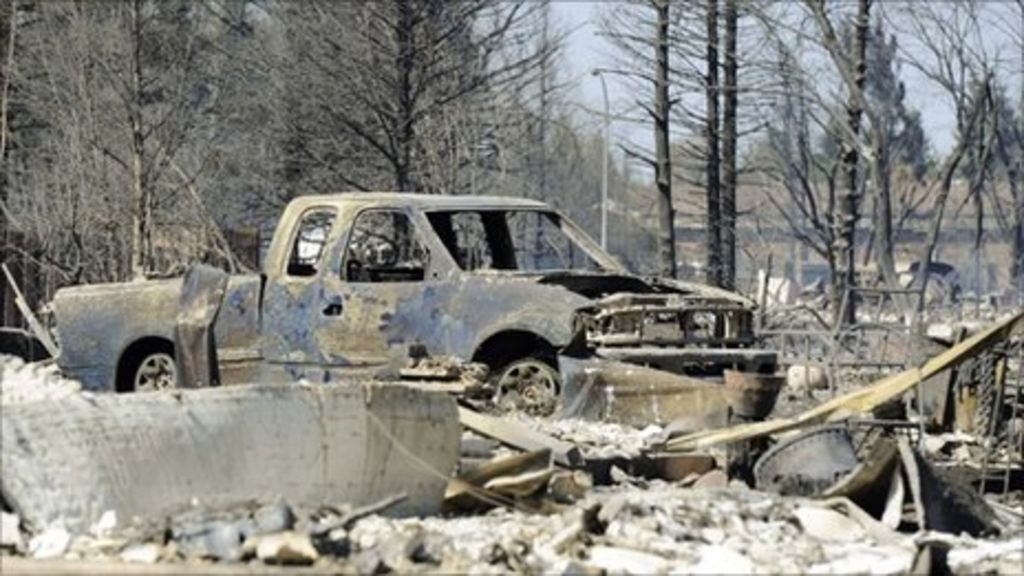 Wildfires ravage Slave Lake in Alberta, Canada - BBC News