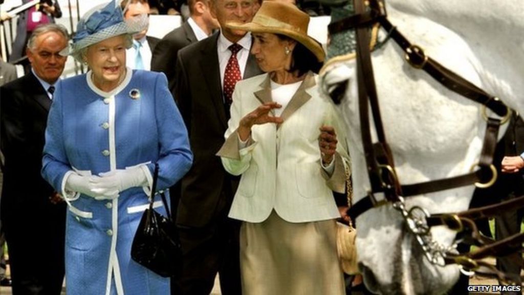 Queen visits Irish National stud farm in Kildare - BBC News