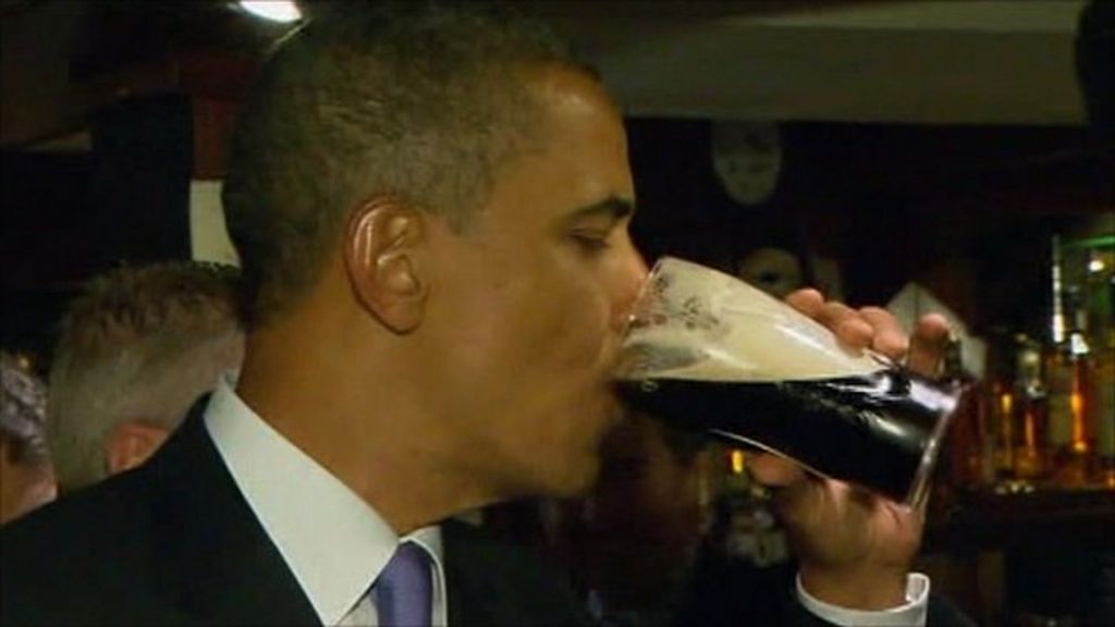 Barack Obama samples pint in Moneygall pub - BBC News