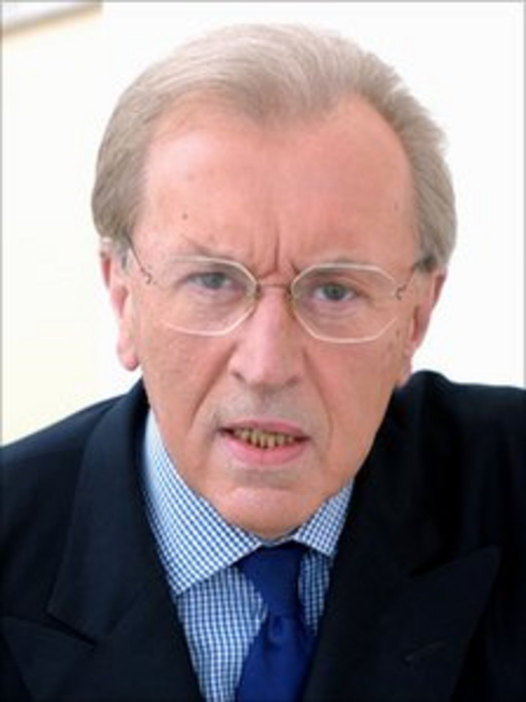 Obituary: Sir David Frost - BBC News