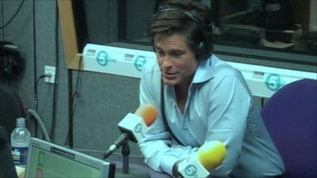 Rob Lowe: Friend Charlie Sheen told children 'moon is hollow' - BBC News