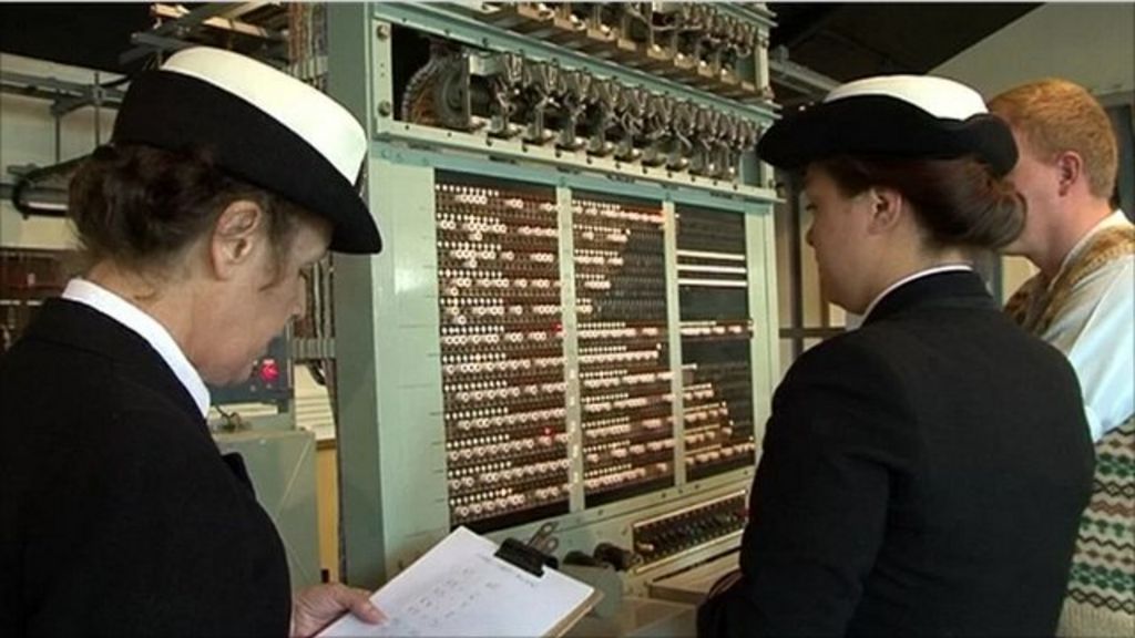 WWII code-cracking computer rebuilt at Bletchley - BBC News