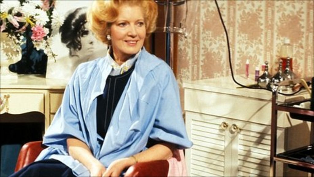 Actress Janet Brown dies aged 87 - BBC News