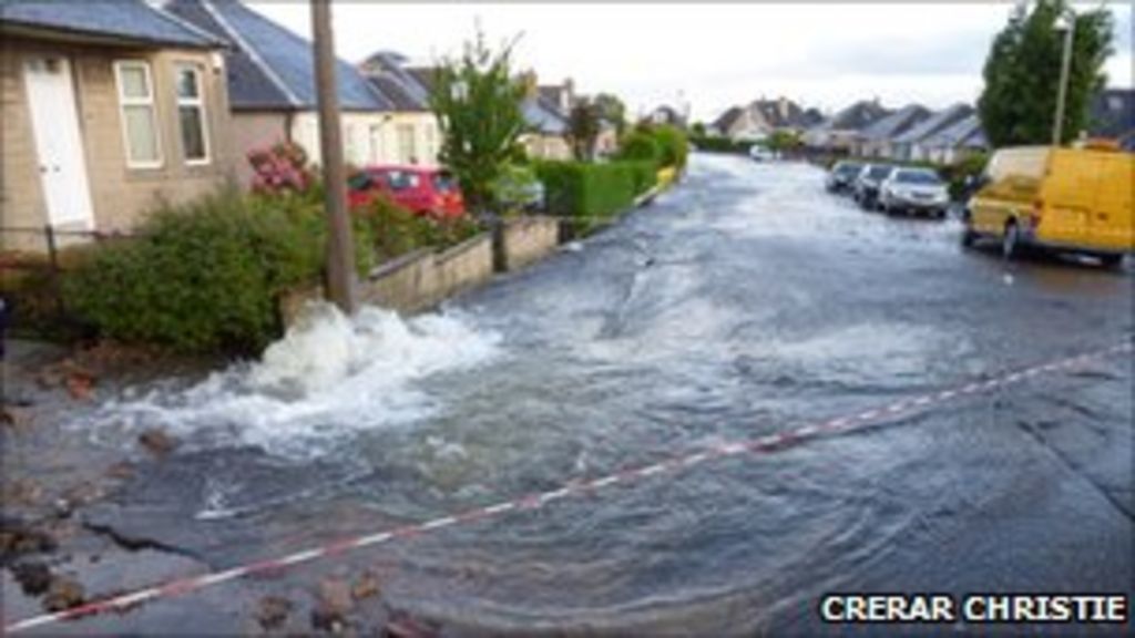 Clear-up after Edinburgh flood incident - BBC News
