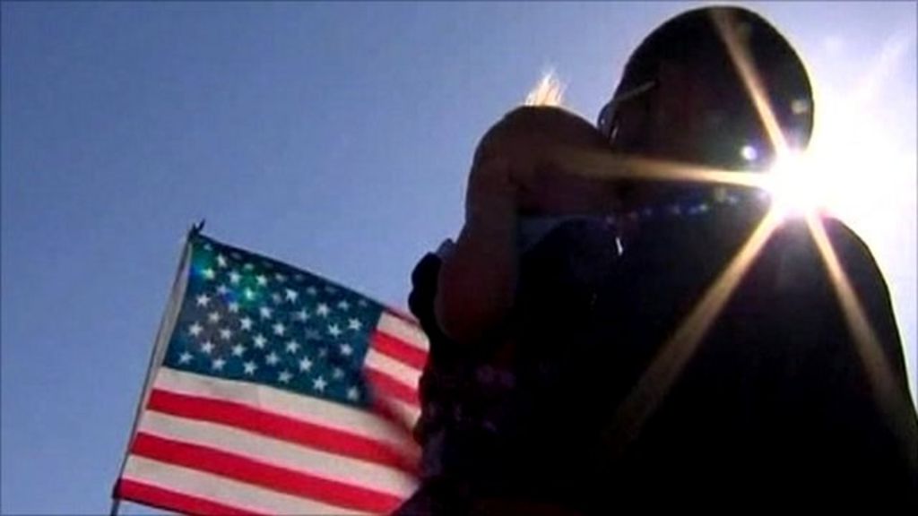 Joplin remembers tornado victims - BBC News