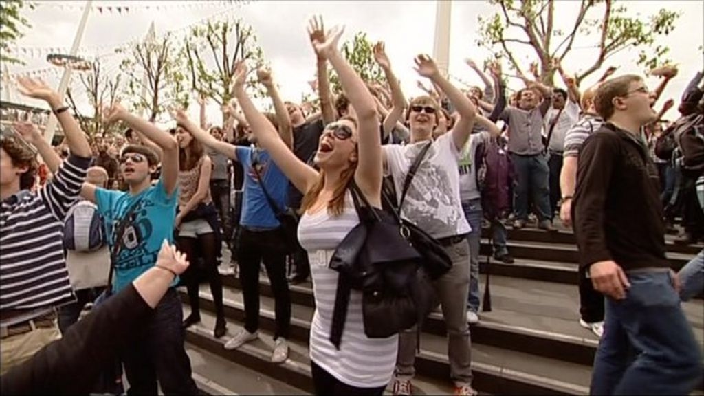 How to organise a successful flashmob event - BBC News
