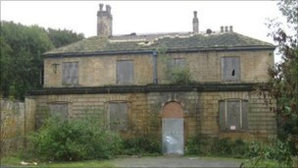 Yorkshire's Bramham House 'at risk', says heritage group - BBC News