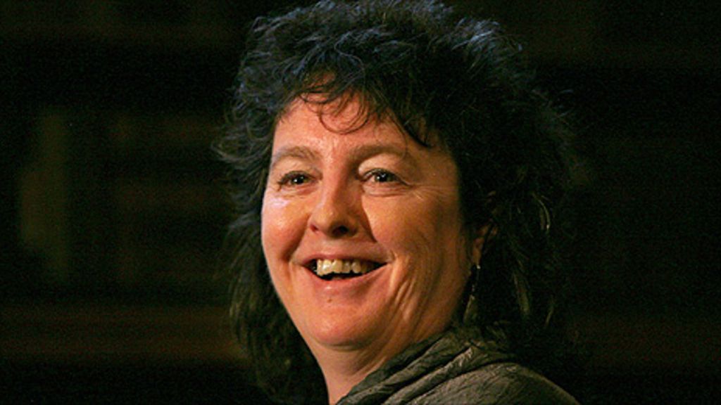 Poet Laureate Duffy fights poetry cuts - BBC News