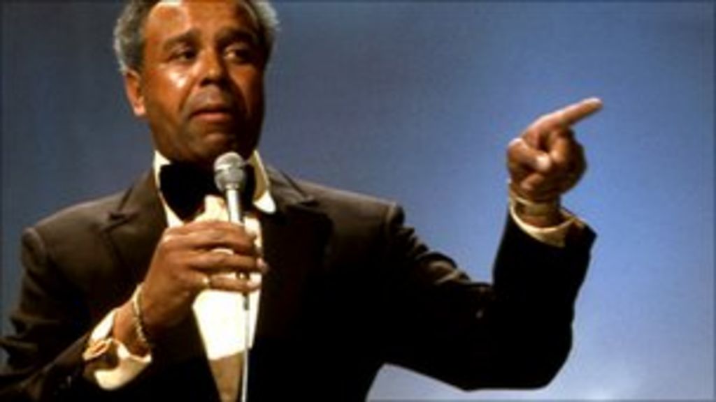 Charlie Williams remembered with Barnsley blue plaque - BBC News