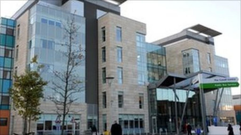 Peterborough Hospital has power cut during Rowan Atkinson stay - BBC News