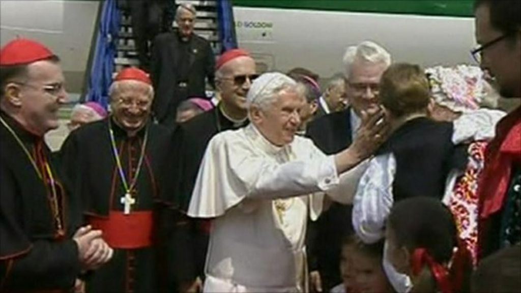 Pope Benedict XVI begins first Croatia visit - BBC News