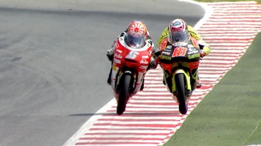 Riders side-by-side in Catalunya MotoGP 125cc finish - BBC Sport