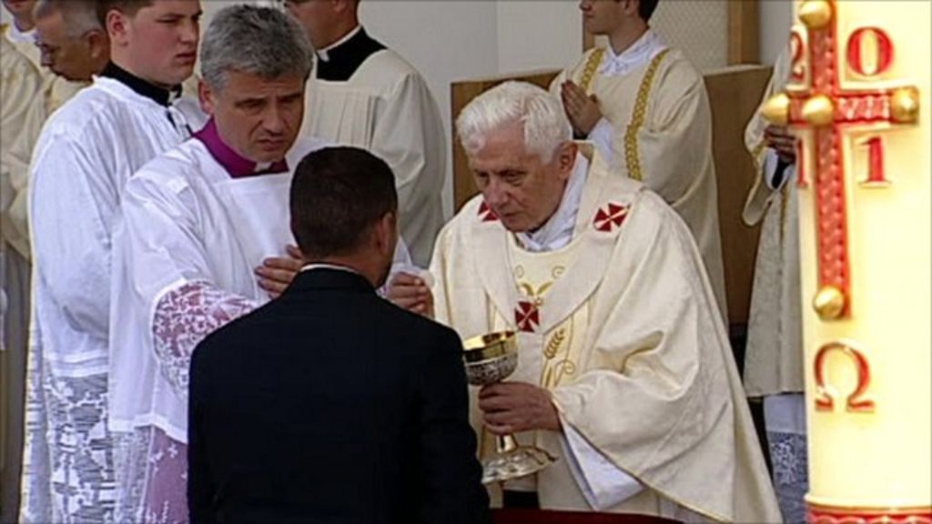Pope's Croatia Mass attended by thousands - BBC News