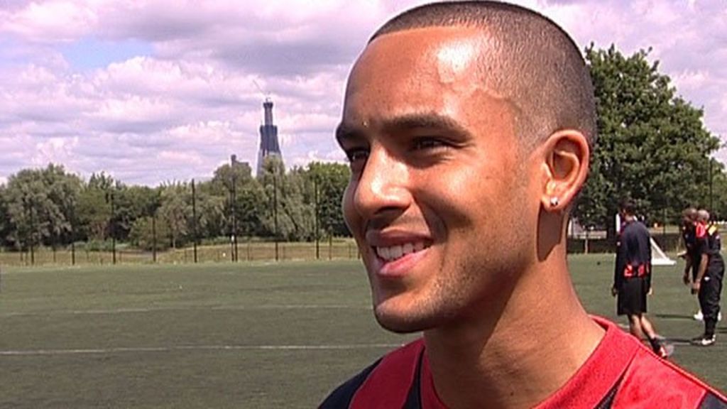 Theo Walcott wants to win trophies with Arsenal - BBC Sport