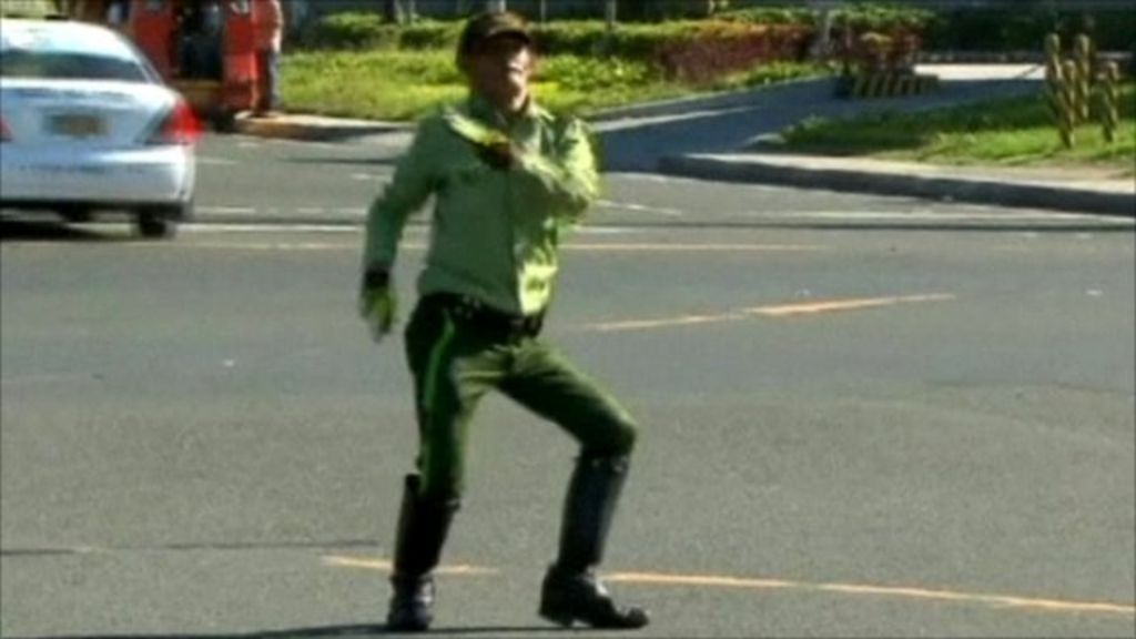 Dancing policeman stops traffic in the Philippines - BBC News