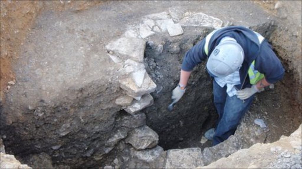 Winchcombe archaeological dig uncovers medieval finds - BBC News