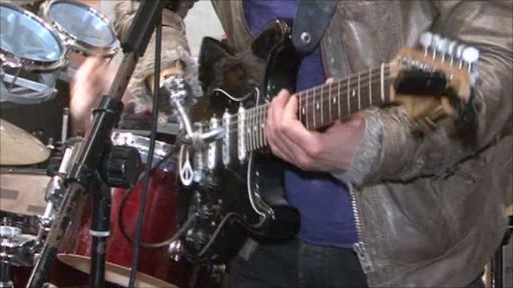 One-armed guitarist Keith Xander impresses Bon Jovi - BBC News