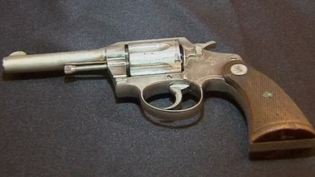 Al Capone's gun up for auction - BBC News