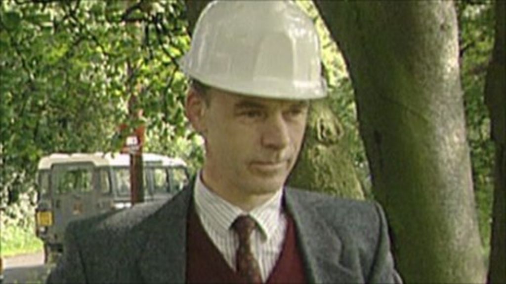 Albert Dryden's victim Harry Collinson's plaque moved - BBC News