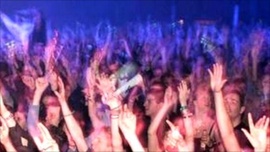 Leeds Gatecrasher club to re-open with metal detectors - BBC News